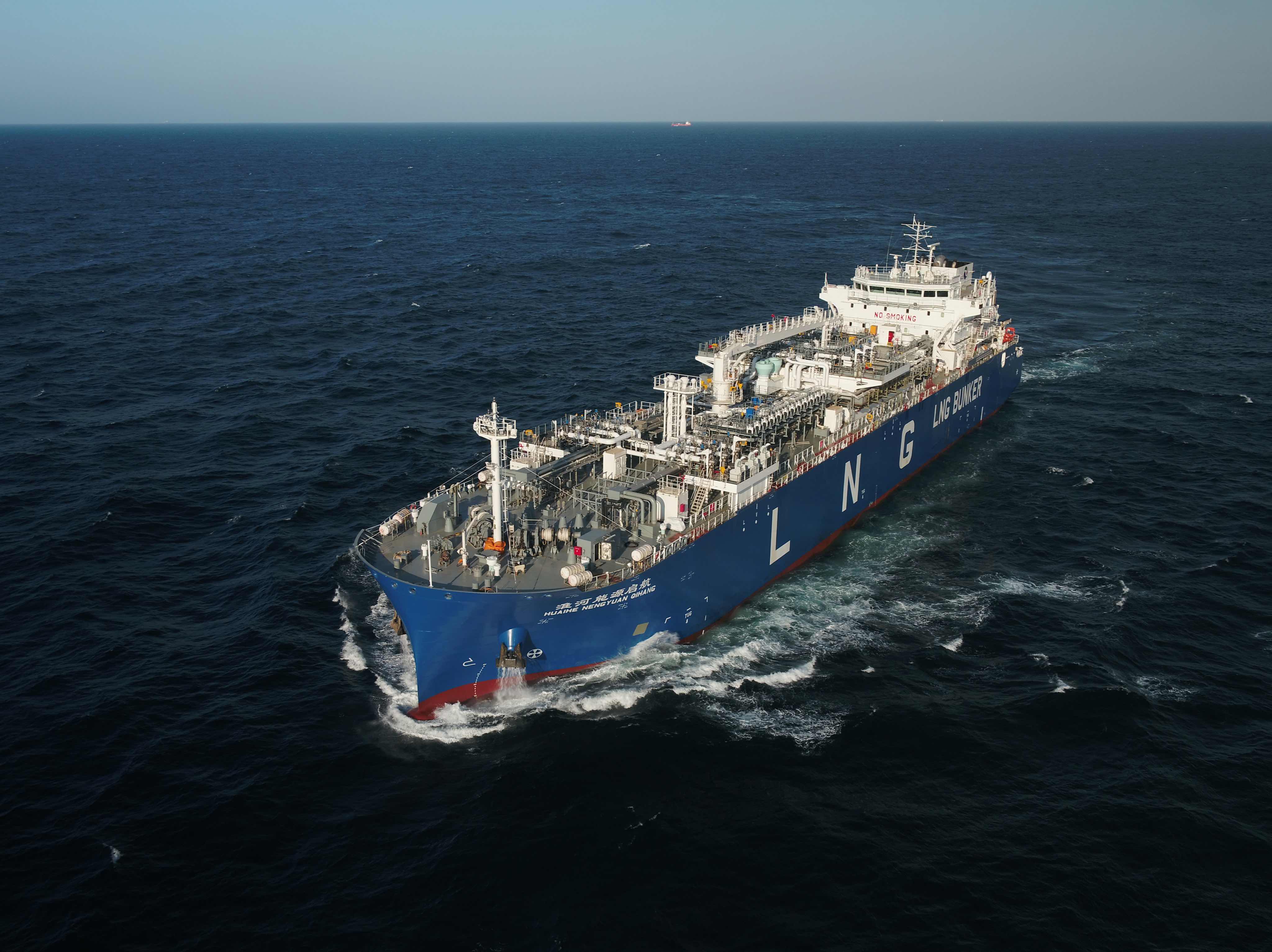 全球首款、中国首制江海直达型LNG加注运输船命名交付