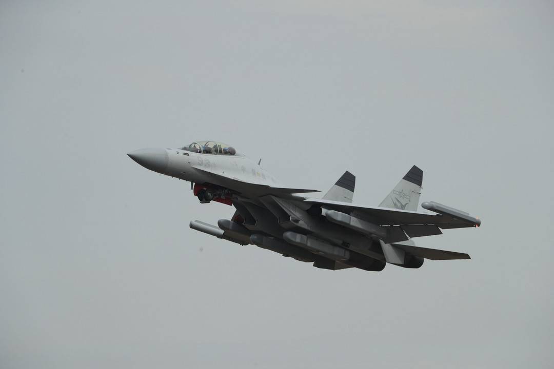 歼15D首次亮相！