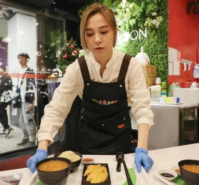 42岁女星陈思齐在广东摆摊卖鸡爪，曾参加香港小姐，被称为TVB御用丫鬟，本人回应