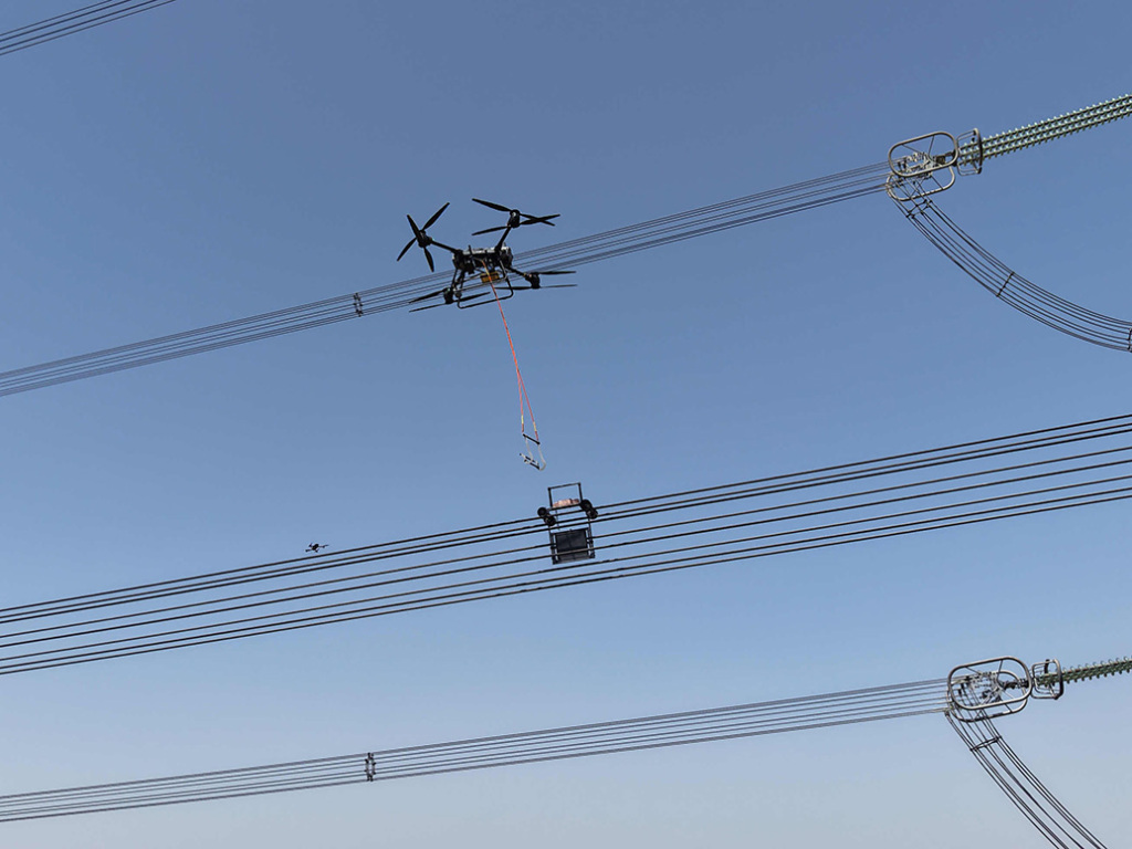 上海电网首次应用“无人机+机器人”开展输电线路X光探伤作业