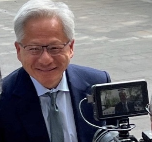 48小时内接连到访北京上海，黄仁勋3个月两度访华释放哪些信号