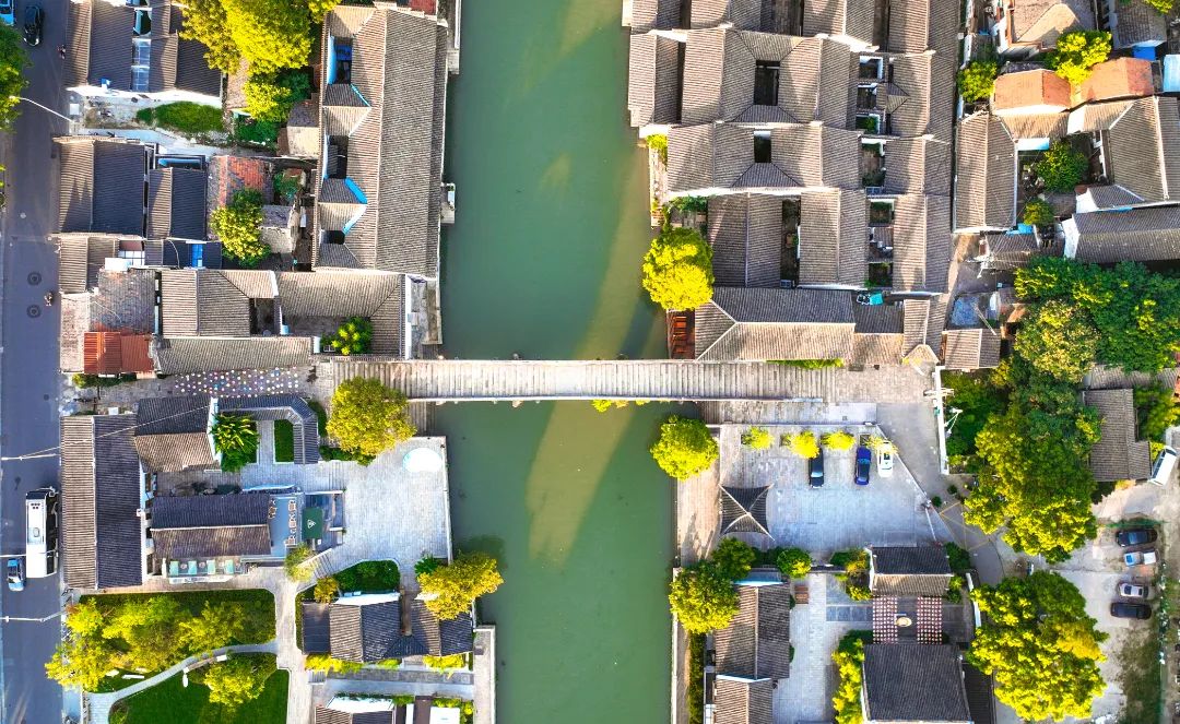 白墙瓦黛、碧水如玉，松江市河风景如画